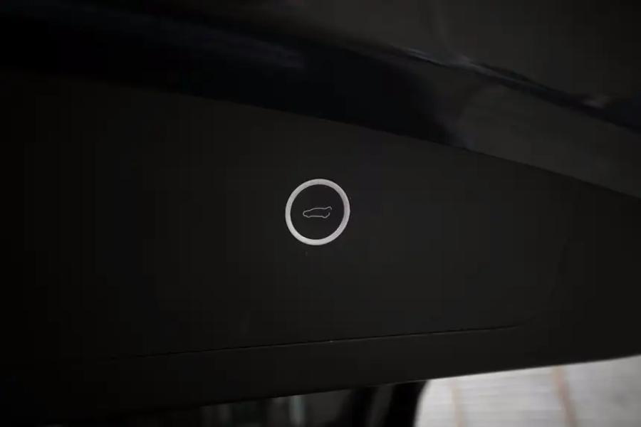 Pelēks Tesla Model X 2018 Jelgava, ar dzinēja tilpumu 0.00 L un nobraukumu 167 tūkst. km par 31000 €, foto 31 vietnē AUTOMOTO.COM.LV