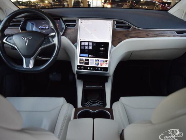 Grey Tesla Model X 2017 in Riga, with an engine capacity of 0.00 L and mileage of 68 thousand km for 38900 €, photo 4 on AUTOMOTO.COM.LV