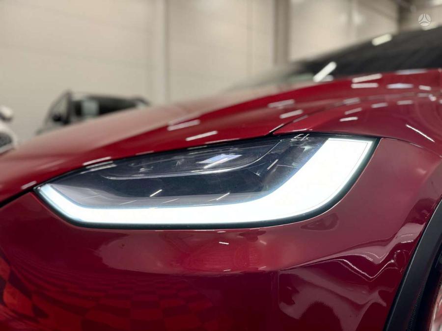 Red Tesla Model X 2016 in Vilnius, with an engine capacity of 0.00 L and mileage of 98 thousand km for 24999 €, photo 8 on AUTOMOTO.COM.LV