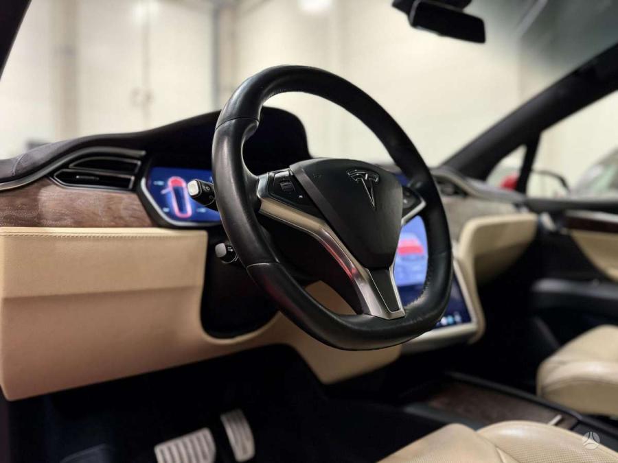 Red Tesla Model X 2016 in Vilnius, with an engine capacity of 0.00 L and mileage of 98 thousand km for 22999 €, photo 12 on AUTOMOTO.COM.LV