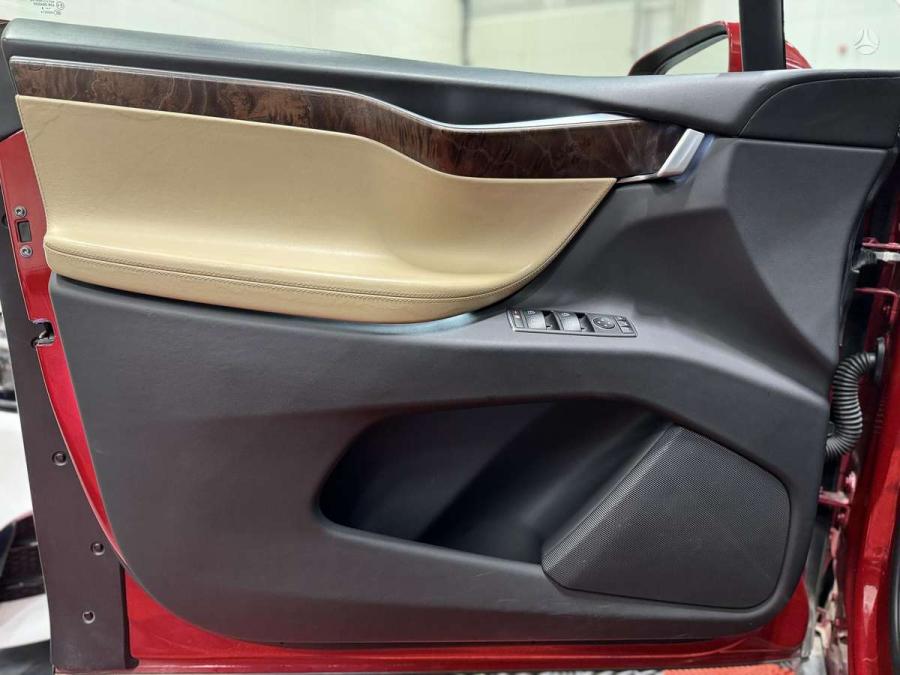 Red Tesla Model X 2016 in Vilnius, with an engine capacity of 0.00 L and mileage of 106 thousand km for 20000 €, photo 14 on AUTOMOTO.COM.LV