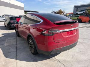 Red Tesla Model X 2016 in Kaunas, with an engine capacity of 0.00 L and mileage of 161 thousand km for 9999 €, photo 3 on AUTOMOTO.COM.LV