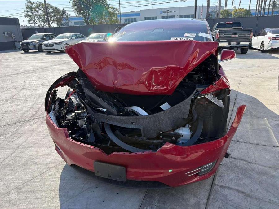 Red Tesla Model X 2016 in Kaunas, with an engine capacity of 0.00 L and mileage of 161 thousand km for 9999 €, photo 4 on AUTOMOTO.COM.LV