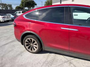Red Tesla Model X 2016 in Kaunas, with an engine capacity of 0.00 L and mileage of 161 thousand km for 9999 €, photo 5 on AUTOMOTO.COM.LV