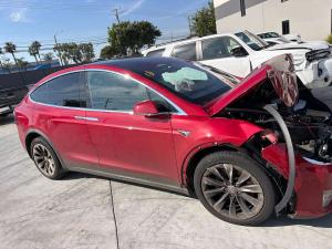 Red Tesla Model X 2016 in Kaunas, with an engine capacity of 0.00 L and mileage of 161 thousand km for 9999 €, photo 6 on AUTOMOTO.COM.LV