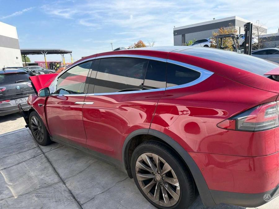 Red Tesla Model X 2016 in Kaunas, with an engine capacity of 0.00 L and mileage of 161 thousand km for 9999 €, photo 8 on AUTOMOTO.COM.LV