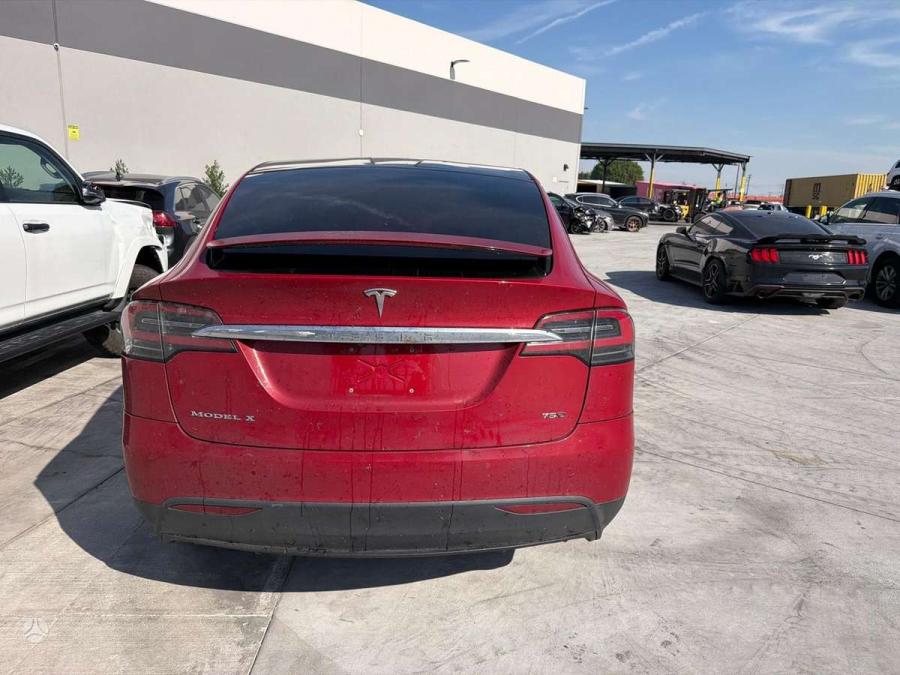 Red Tesla Model X 2016 in Kaunas, with an engine capacity of 0.00 L and mileage of 161 thousand km for 9999 €, photo 9 on AUTOMOTO.COM.LV