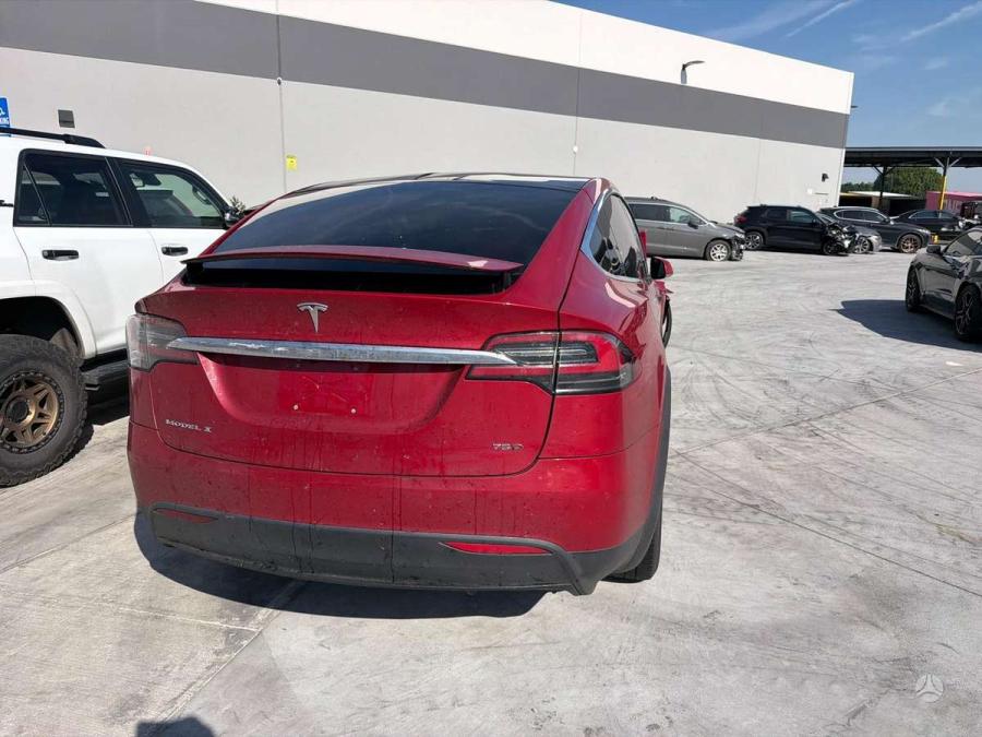 Red Tesla Model X 2016 in Kaunas, with an engine capacity of 0.00 L and mileage of 161 thousand km for 9999 €, photo 10 on AUTOMOTO.COM.LV