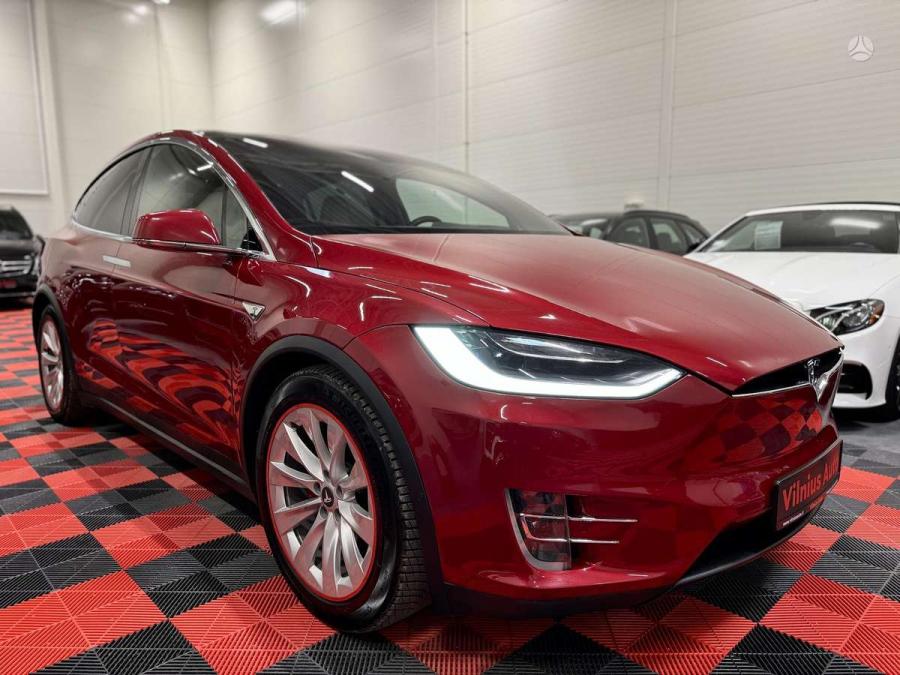 Red Tesla Model X 2016 in Vilnius, with an engine capacity of 0.00 L and mileage of 106 thousand km for 19890 €, photo 4 on AUTOMOTO.COM.LV