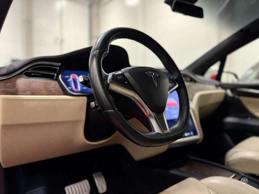 Red Tesla Model X 2016 in Vilnius, with an engine capacity of 0.00 L and mileage of 106 thousand km for 19890 €, photo 13 on AUTOMOTO.COM.LV