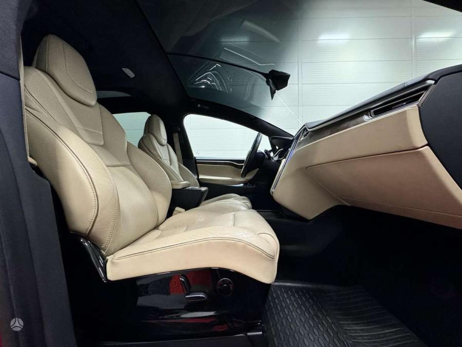 Red Tesla Model X 2016 in Vilnius, with an engine capacity of 0.00 L and mileage of 106 thousand km for 19890 €, photo 15 on AUTOMOTO.COM.LV