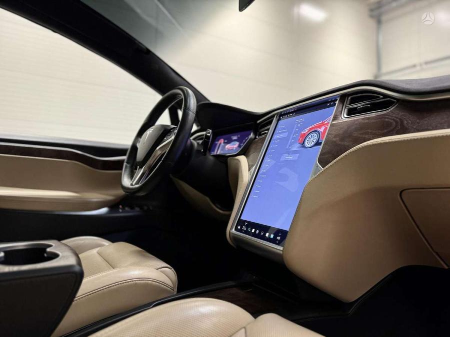 Red Tesla Model X 2016 in Vilnius, with an engine capacity of 0.00 L and mileage of 106 thousand km for 19890 €, photo 16 on AUTOMOTO.COM.LV