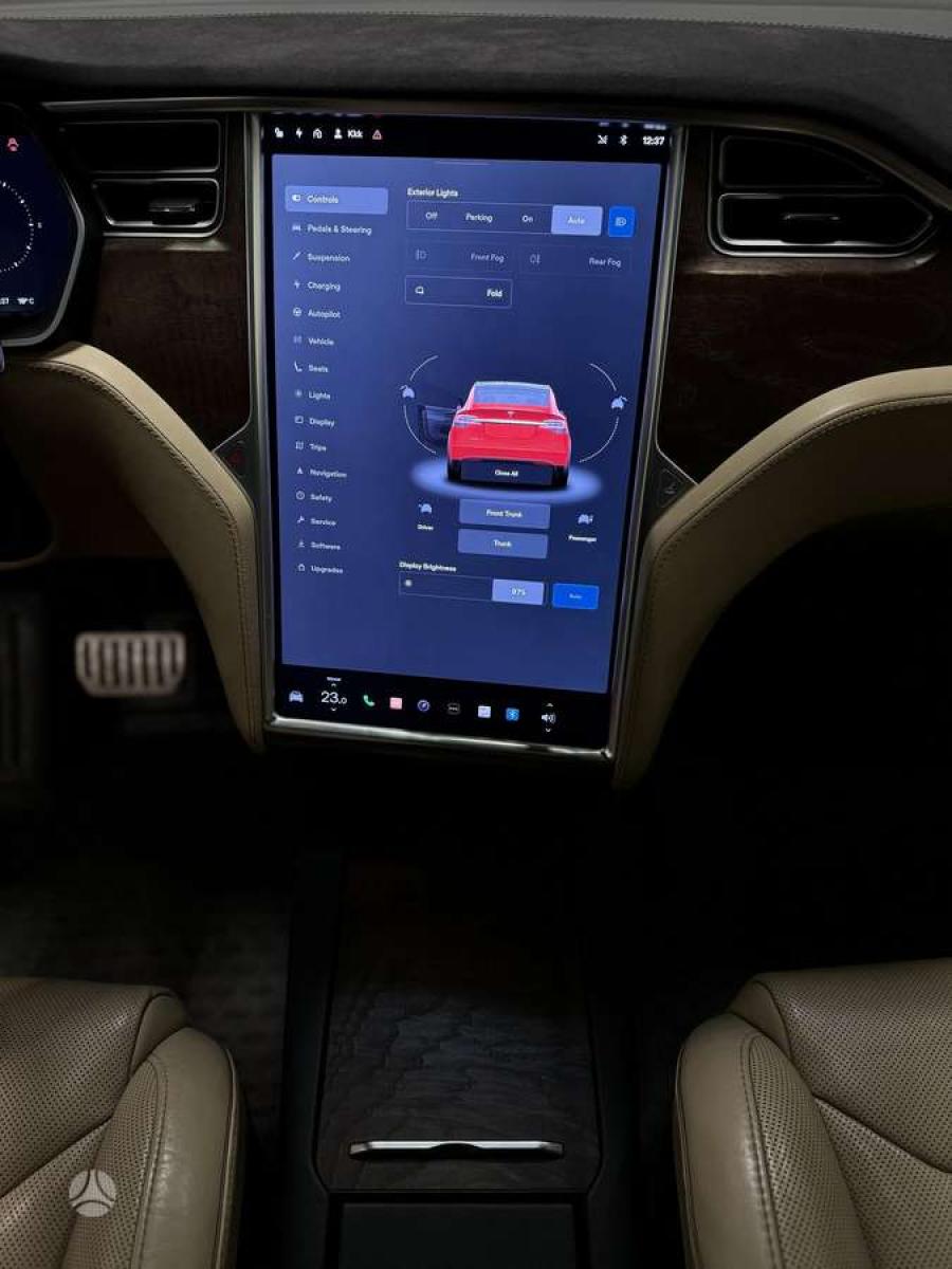 Red Tesla Model X 2016 in Vilnius, with an engine capacity of 0.00 L and mileage of 106 thousand km for 19890 €, photo 18 on AUTOMOTO.COM.LV