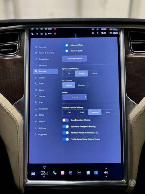 Red Tesla Model X 2016 in Vilnius, with an engine capacity of 0.00 L and mileage of 106 thousand km for 19890 €, photo 21 on AUTOMOTO.COM.LV