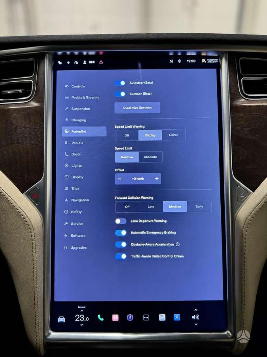 Red Tesla Model X 2016 in Vilnius, with an engine capacity of 0.00 L and mileage of 106 thousand km for 19890 €, photo 21 on AUTOMOTO.COM.LV