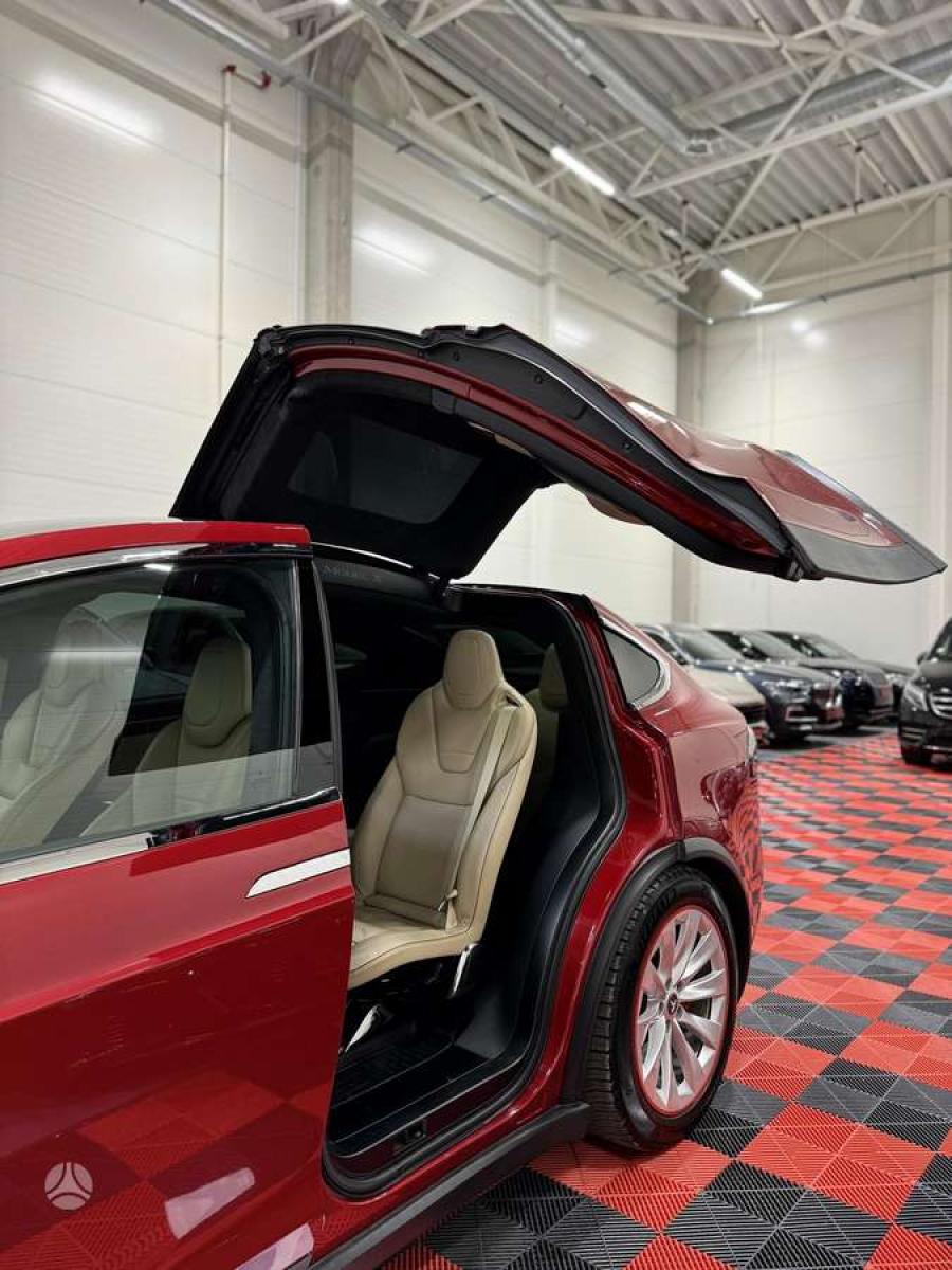 Red Tesla Model X 2016 in Vilnius, with an engine capacity of 0.00 L and mileage of 106 thousand km for 19890 €, photo 26 on AUTOMOTO.COM.LV