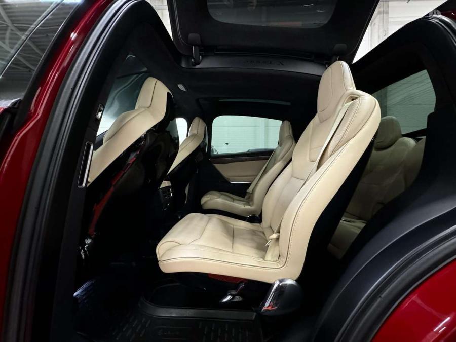 Red Tesla Model X 2016 in Vilnius, with an engine capacity of 0.00 L and mileage of 106 thousand km for 19890 €, photo 27 on AUTOMOTO.COM.LV