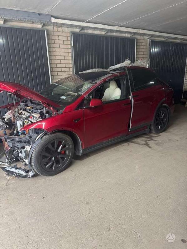 Red Tesla Model X 2023 in Kaunas, with an engine capacity of 0.00 L and mileage of 65 thousand km for 25000 €, photo 1 on AUTOMOTO.COM.LV