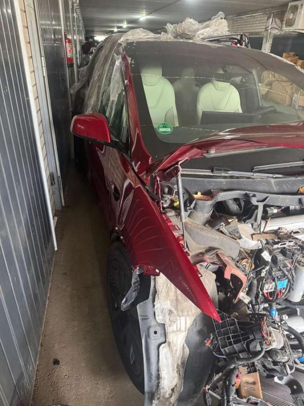Red Tesla Model X 2023 in Kaunas, with an engine capacity of 0.00 L and mileage of 65 thousand km for 25000 €, photo 2 on AUTOMOTO.COM.LV
