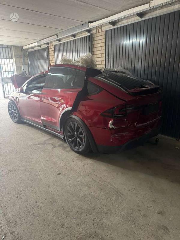 Red Tesla Model X 2023 in Kaunas, with an engine capacity of 0.00 L and mileage of 65 thousand km for 25000 €, photo 3 on AUTOMOTO.COM.LV