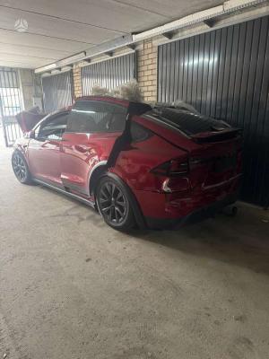 Red Tesla Model X 2023 in Kaunas, with an engine capacity of 0.00 L and mileage of 65 thousand km for 25000 €, photo 4 on AUTOMOTO.COM.LV