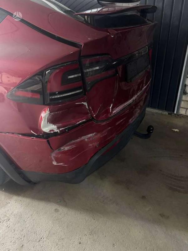 Red Tesla Model X 2023 in Kaunas, with an engine capacity of 0.00 L and mileage of 65 thousand km for 25000 €, photo 4 on AUTOMOTO.COM.LV