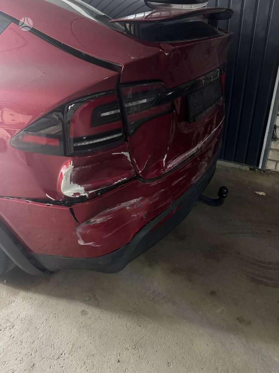 Red Tesla Model X 2023 in Kaunas, with an engine capacity of 0.00 L and mileage of 65 thousand km for 25000 €, photo 5 on AUTOMOTO.COM.LV