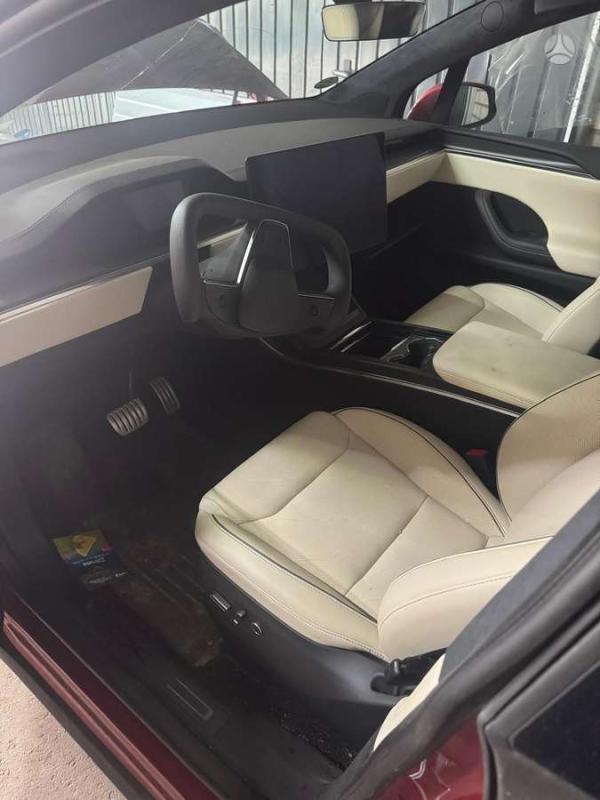 Red Tesla Model X 2023 in Kaunas, with an engine capacity of 0.00 L and mileage of 65 thousand km for 25000 €, photo 5 on AUTOMOTO.COM.LV