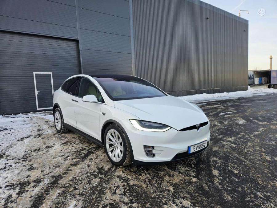 White Tesla Model X 2016 in Kaunas, with an engine capacity of 0.00 L and mileage of 173 thousand km for 12600 €, photo 1 on AUTOMOTO.COM.LV