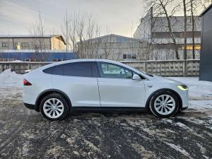 White Tesla Model X 2016 in Kaunas, with an engine capacity of 0.00 L and mileage of 173 thousand km for 12600 €, photo 4 on AUTOMOTO.COM.LV
