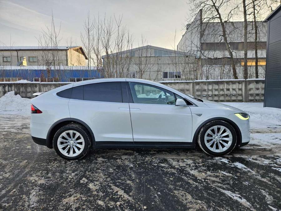 White Tesla Model X 2016 in Kaunas, with an engine capacity of 0.00 L and mileage of 173 thousand km for 12600 €, photo 4 on AUTOMOTO.COM.LV