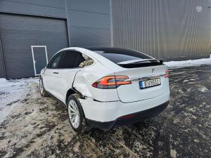 White Tesla Model X 2016 in Kaunas, with an engine capacity of 0.00 L and mileage of 173 thousand km for 12600 €, photo 8 on AUTOMOTO.COM.LV