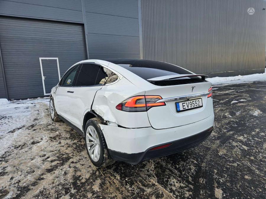 White Tesla Model X 2016 in Kaunas, with an engine capacity of 0.00 L and mileage of 173 thousand km for 12600 €, photo 8 on AUTOMOTO.COM.LV