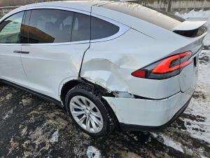 White Tesla Model X 2016 in Kaunas, with an engine capacity of 0.00 L and mileage of 173 thousand km for 12600 €, photo 12 on AUTOMOTO.COM.LV