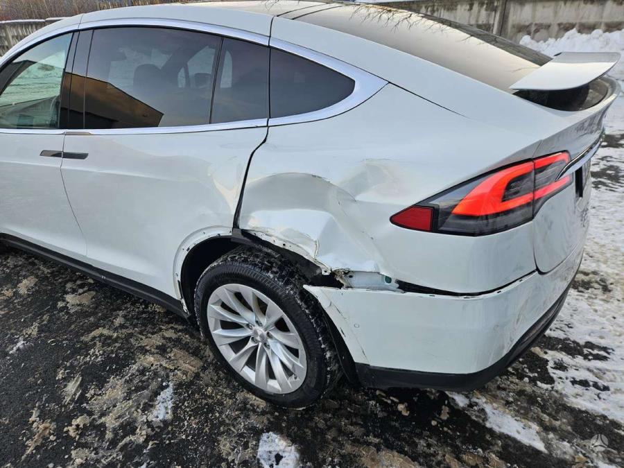 White Tesla Model X 2016 in Kaunas, with an engine capacity of 0.00 L and mileage of 173 thousand km for 12600 €, photo 12 on AUTOMOTO.COM.LV