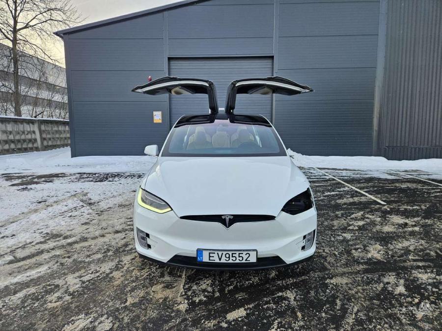 White Tesla Model X 2016 in Kaunas, with an engine capacity of 0.00 L and mileage of 173 thousand km for 12600 €, photo 13 on AUTOMOTO.COM.LV