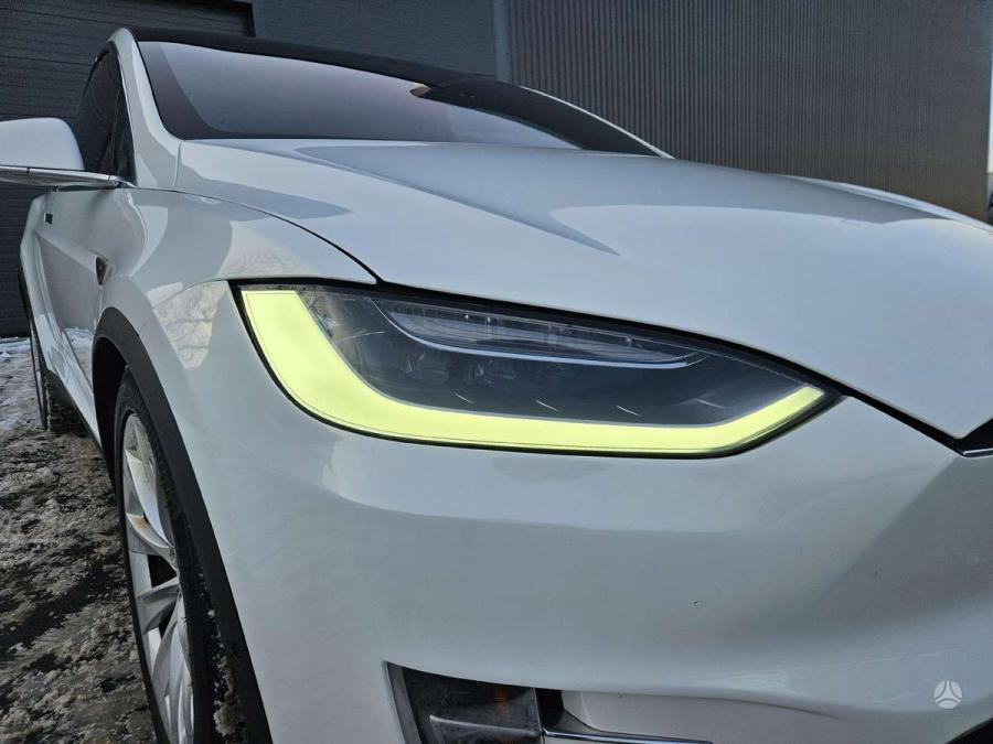 White Tesla Model X 2016 in Kaunas, with an engine capacity of 0.00 L and mileage of 173 thousand km for 12600 €, photo 15 on AUTOMOTO.COM.LV