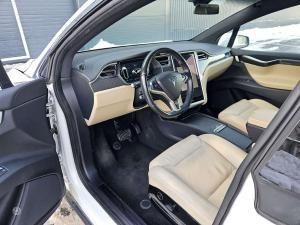 White Tesla Model X 2016 in Kaunas, with an engine capacity of 0.00 L and mileage of 173 thousand km for 12600 €, photo 17 on AUTOMOTO.COM.LV