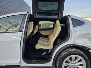 White Tesla Model X 2016 in Kaunas, with an engine capacity of 0.00 L and mileage of 173 thousand km for 12600 €, photo 21 on AUTOMOTO.COM.LV