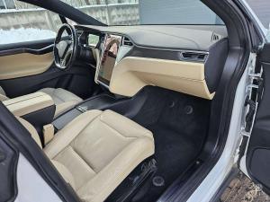 White Tesla Model X 2016 in Kaunas, with an engine capacity of 0.00 L and mileage of 173 thousand km for 12600 €, photo 27 on AUTOMOTO.COM.LV