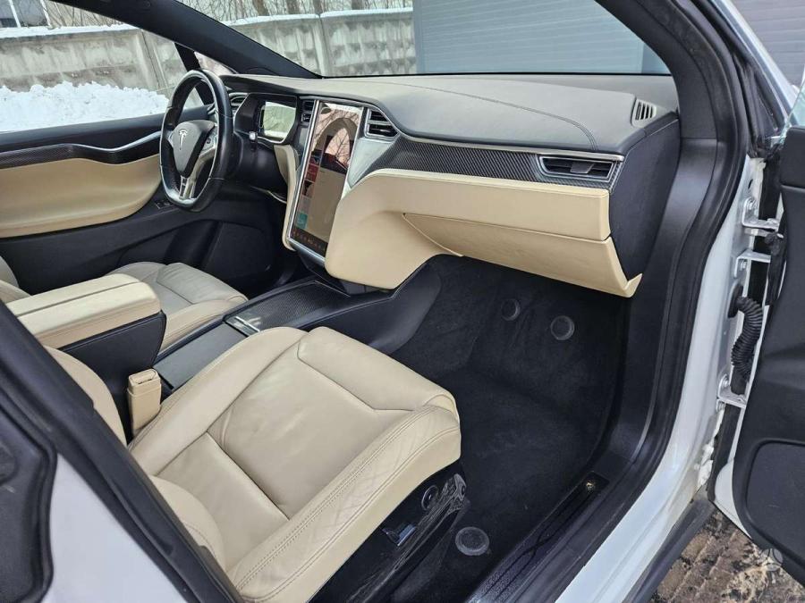 White Tesla Model X 2016 in Kaunas, with an engine capacity of 0.00 L and mileage of 173 thousand km for 12600 €, photo 27 on AUTOMOTO.COM.LV