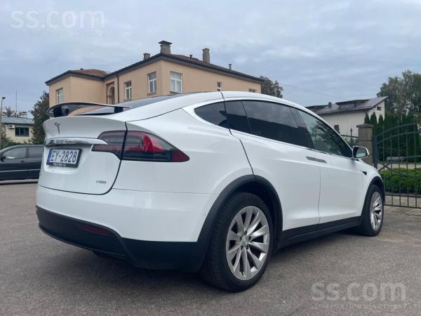 Tesla Model X 2016 Rīga vietnē Balts Tesla Model X 2016 Rīga, ar dzinēja tilpumu 0.00 L un nobraukumu 122 tūkst. km par 28400 €, foto 5 vietnē AUTOMOTO.COM.LV