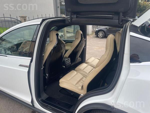 Tesla Model X 2016 Rīga vietnē Balts Tesla Model X 2016 Rīga, ar dzinēja tilpumu 0.00 L un nobraukumu 122 tūkst. km par 28400 €, foto 8 vietnē AUTOMOTO.COM.LV