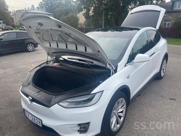 Tesla Model X 2016 Rīga vietnē Balts Tesla Model X 2016 Rīga, ar dzinēja tilpumu 0.00 L un nobraukumu 122 tūkst. km par 28400 €, foto 11 vietnē AUTOMOTO.COM.LV