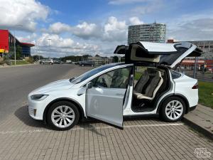 Balts Tesla Model X 2017 Viļņa, ar dzinēja tilpumu 0.00 L un nobraukumu 145 tūkst. km par 28500 €, foto  vietnē AUTOMOTO.COM.LV