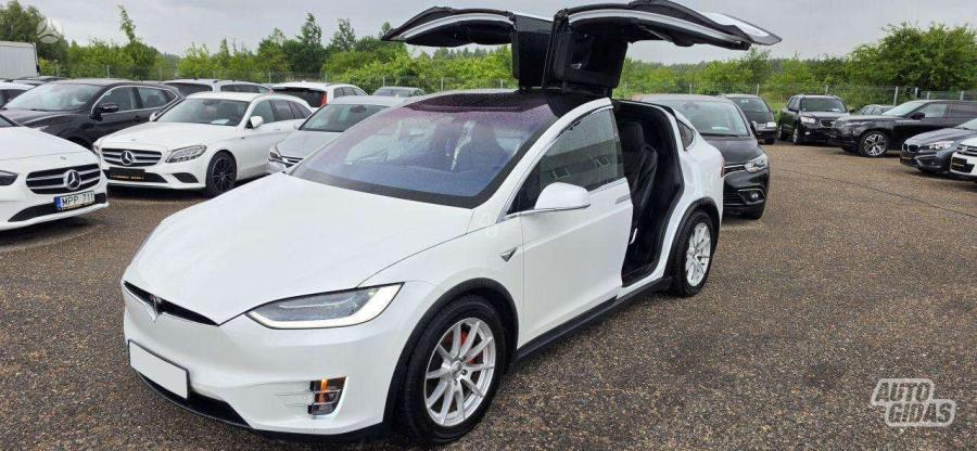 White Tesla Model X 2017 in Siauliai, with an engine capacity of 0.00 L and mileage of 164 thousand km for 31900 €, photo 1 on AUTOMOTO.COM.LV