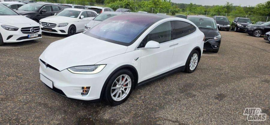 White Tesla Model X 2017 in Siauliai, with an engine capacity of 0.00 L and mileage of 164 thousand km for 31900 €, photo 3 on AUTOMOTO.COM.LV