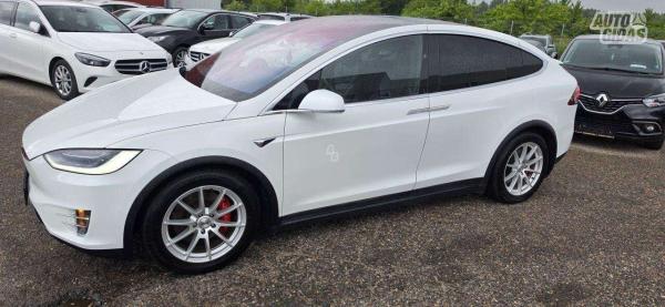 White Tesla Model X 2017 in Siauliai, with an engine capacity of 0.00 L and mileage of 164 thousand km for 31900 €, photo 3 on AUTOMOTO.COM.LV