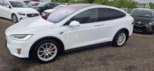 White Tesla Model X 2017 in Siauliai, with an engine capacity of 0.00 L and mileage of 164 thousand km for 31900 €, photo 4 on AUTOMOTO.COM.LV