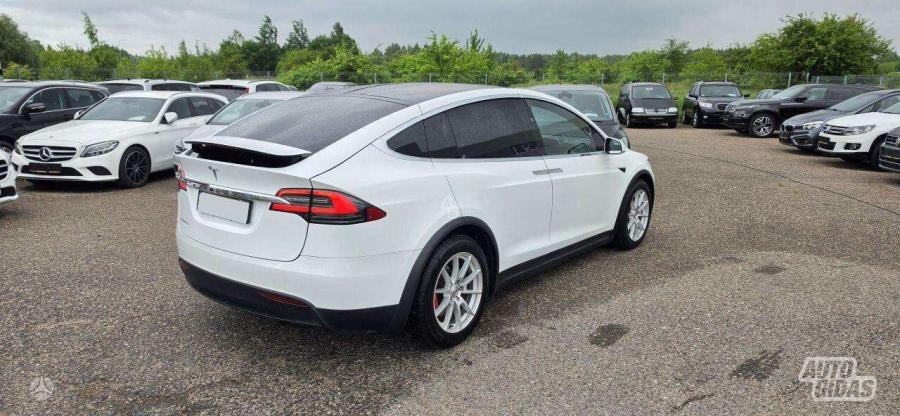 White Tesla Model X 2017 in Siauliai, with an engine capacity of 0.00 L and mileage of 164 thousand km for 31900 €, photo 6 on AUTOMOTO.COM.LV